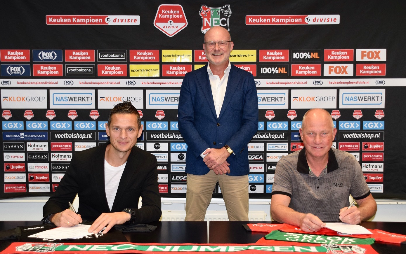 N.E.C. presenteert Rogier Meijer als hoofdtrainer; Ron de Groot ...